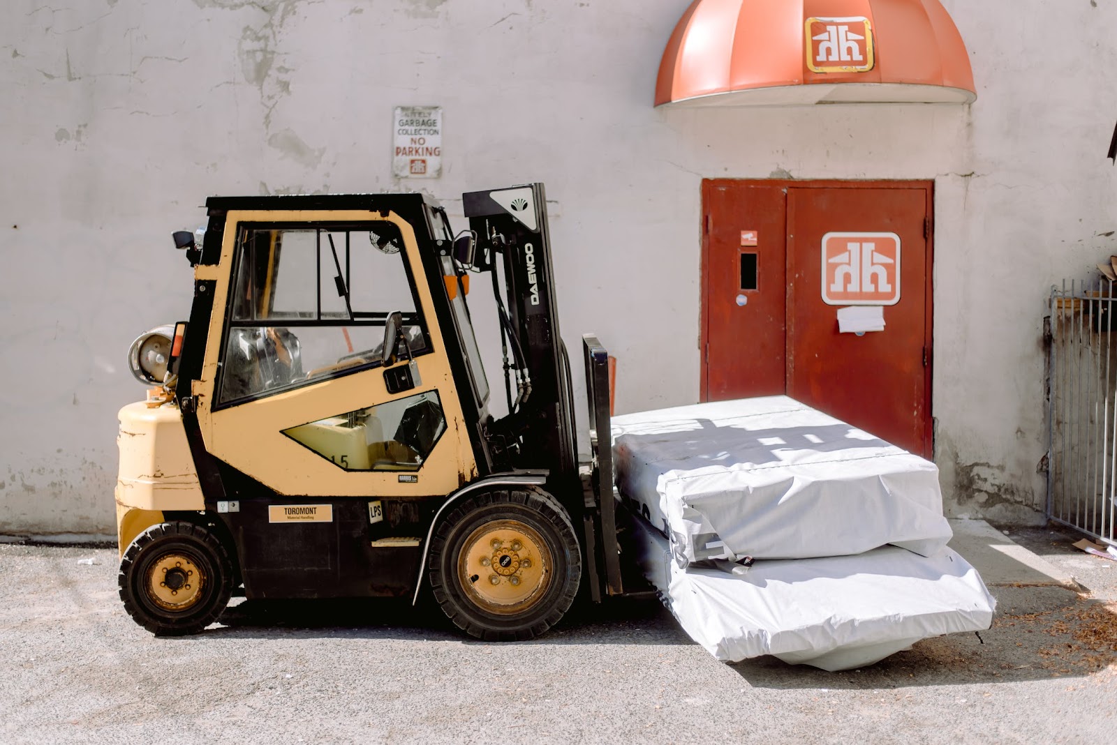 The Benefits of Large Forklifts in Warehouse Operations - Large Lift Truck